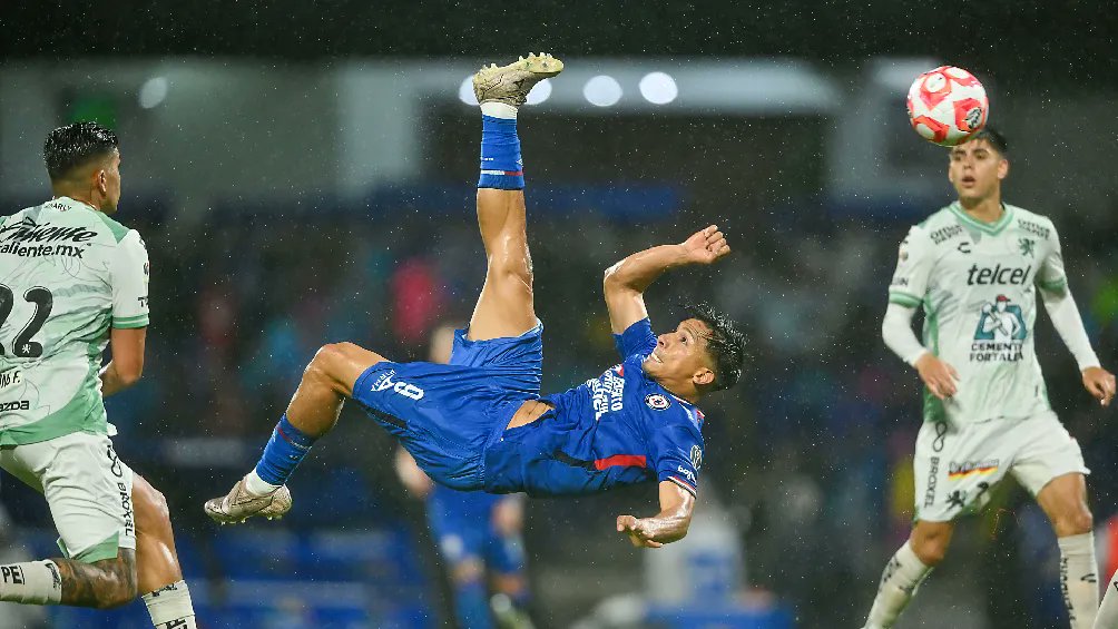 Cruz Azul logra su primera victoria al golear a Leon